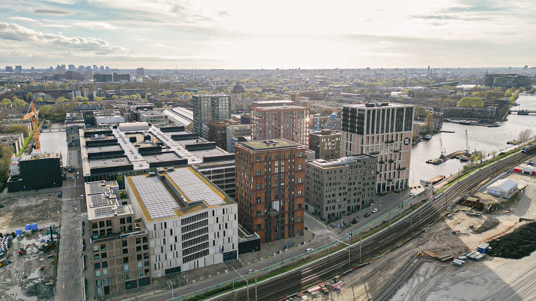 Woontoren voor jongeren op Oostenburg vormt roestbruin accent langs het ...