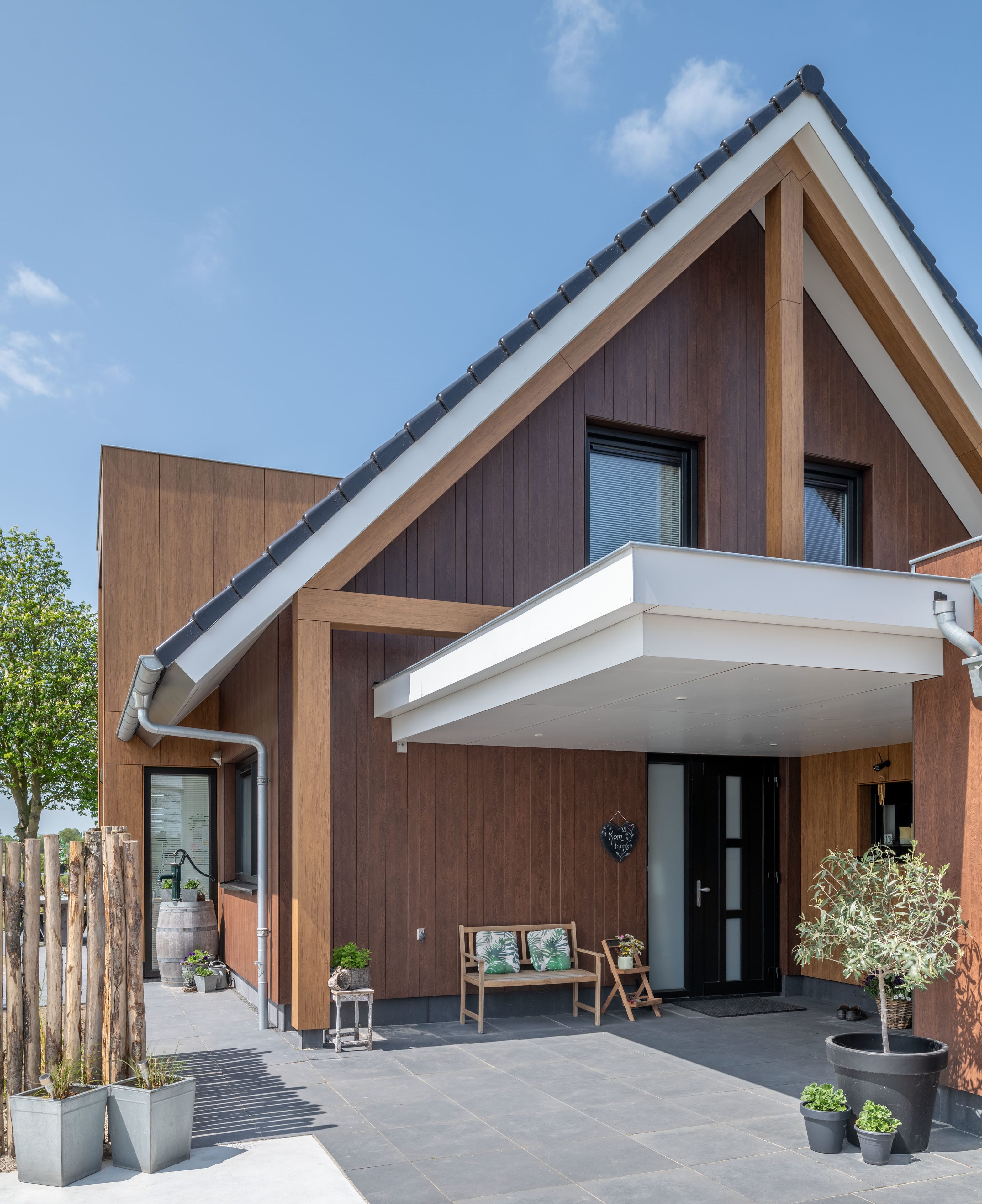 Rockpanel | Rockpanel Uni: steengoed plaatmateriaal voor rondom het dak ...