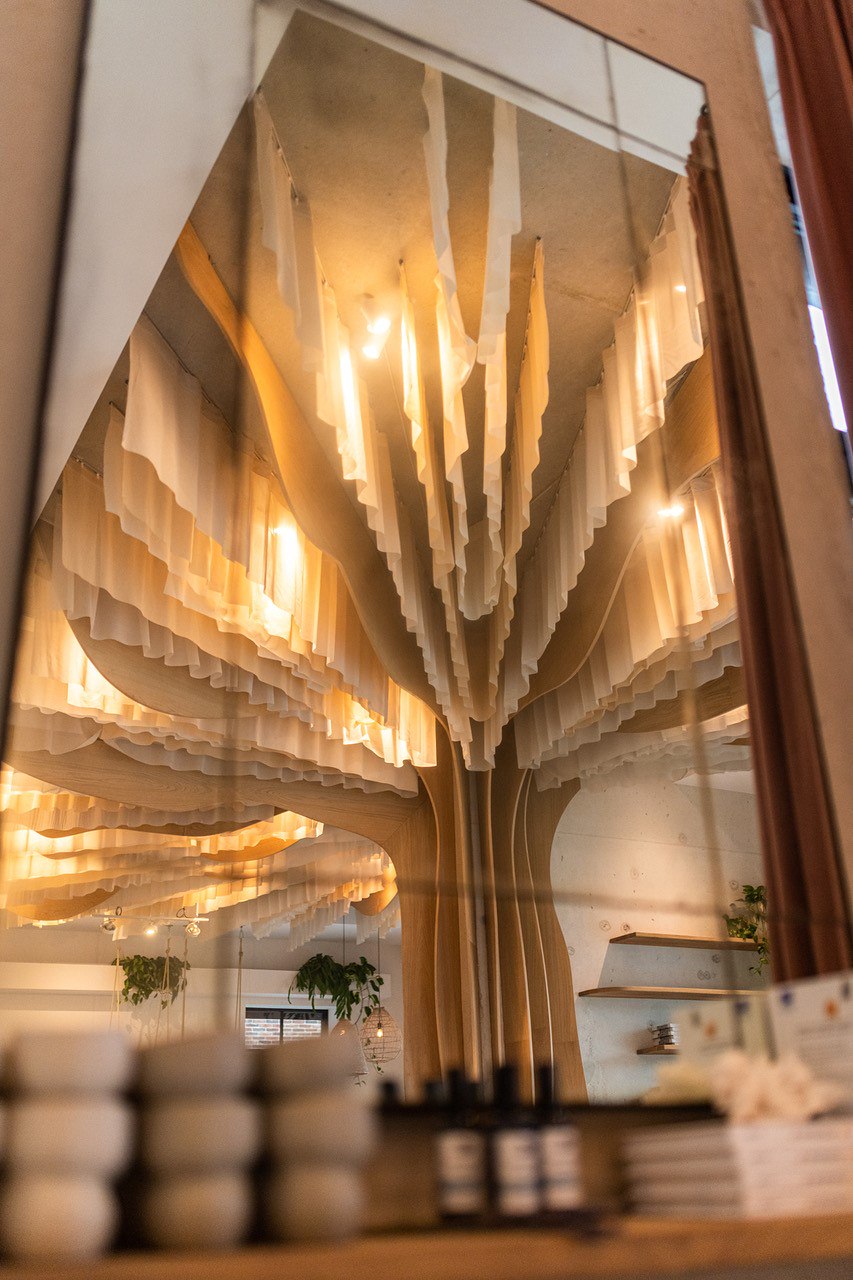 Siersema Stoffeerders | Kula: een houten boom met gelaserde gordijnen ...