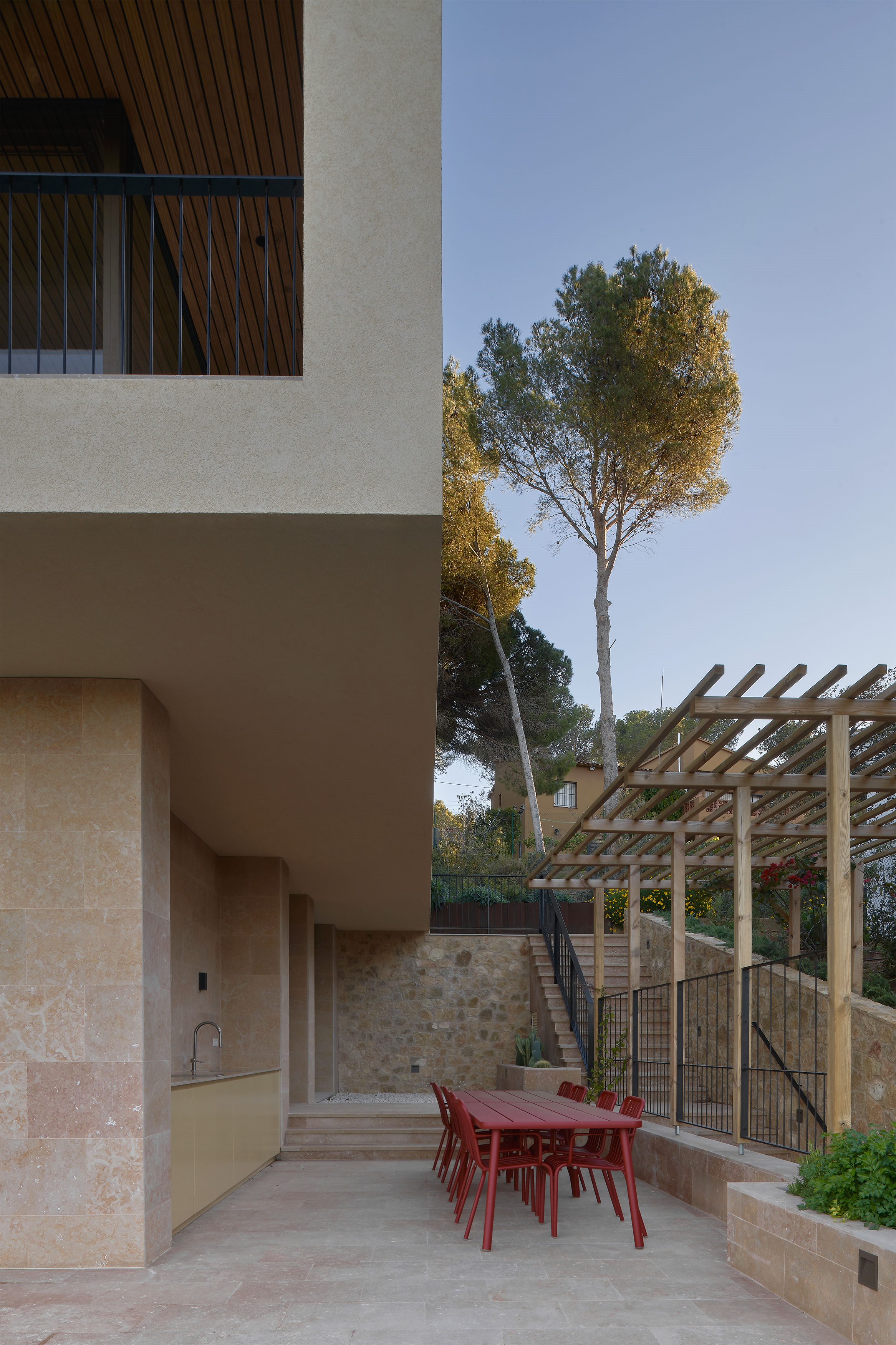 Casa Tamariu ligt als een monoliet in het Spaanse kustlandschap ...