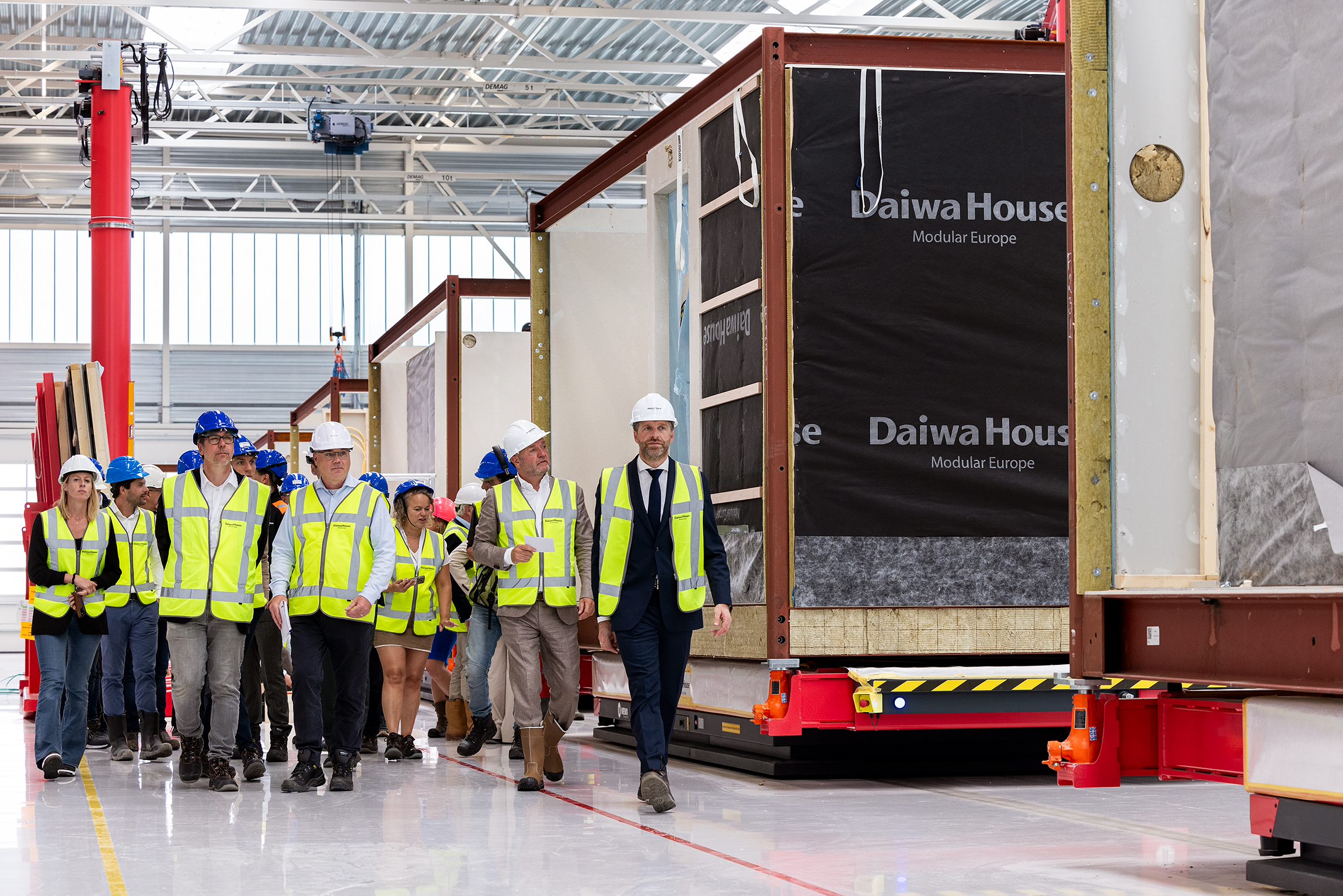 Daiwa House opent fabriek waar modules van de lopende band komen ...