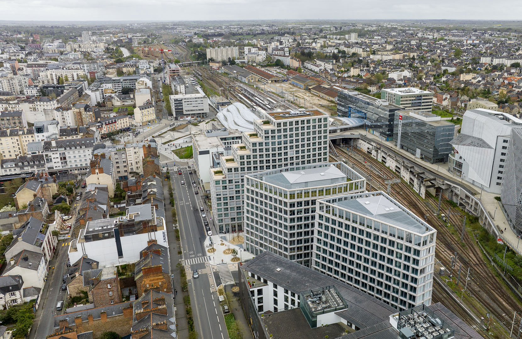 Grootschalig stedelijk ensemble bij station Rennes naar ontwerp van ...