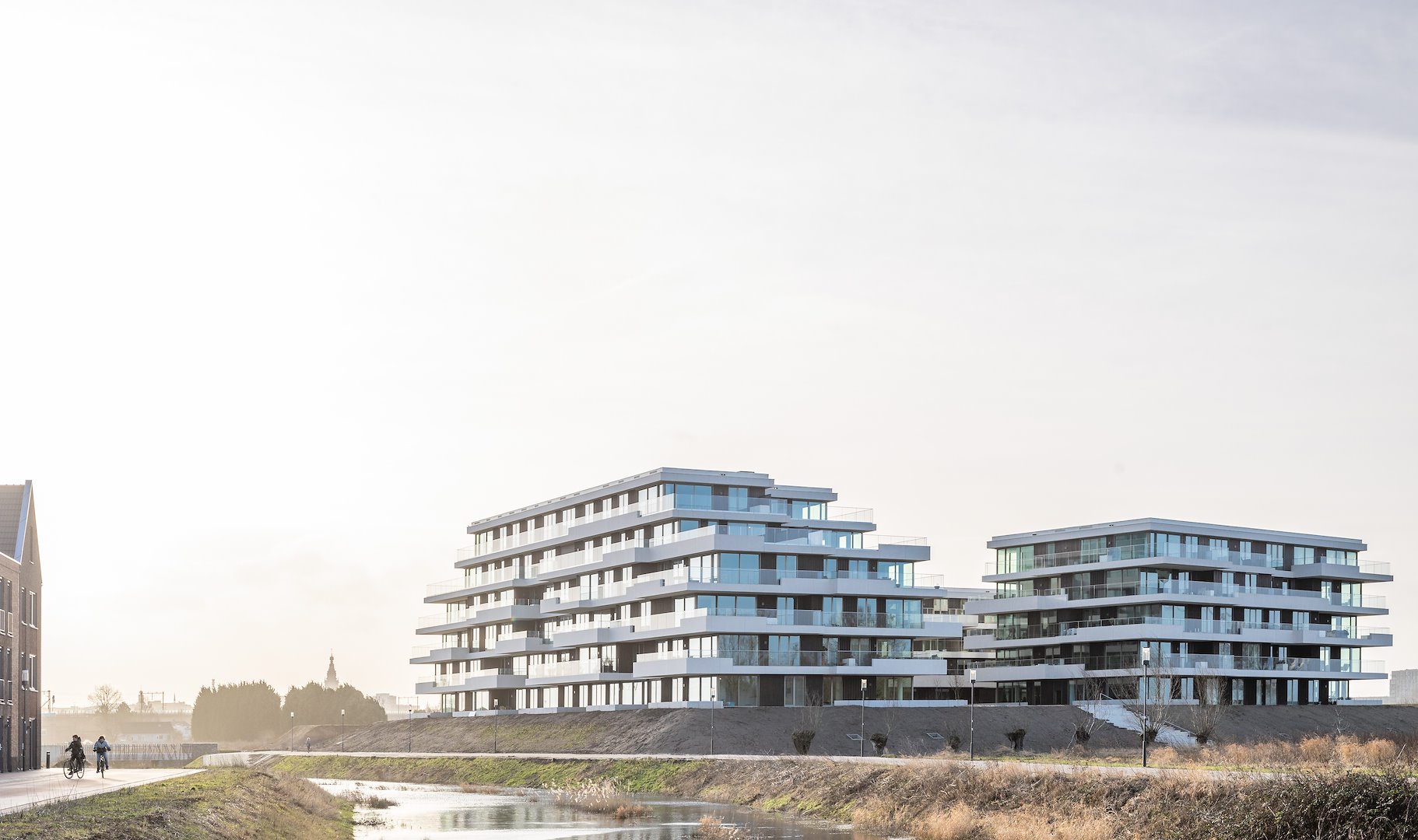 Drie woongebouwen op kunstmatige terp aan de Waal door EGM architecten - architectenweb.nl