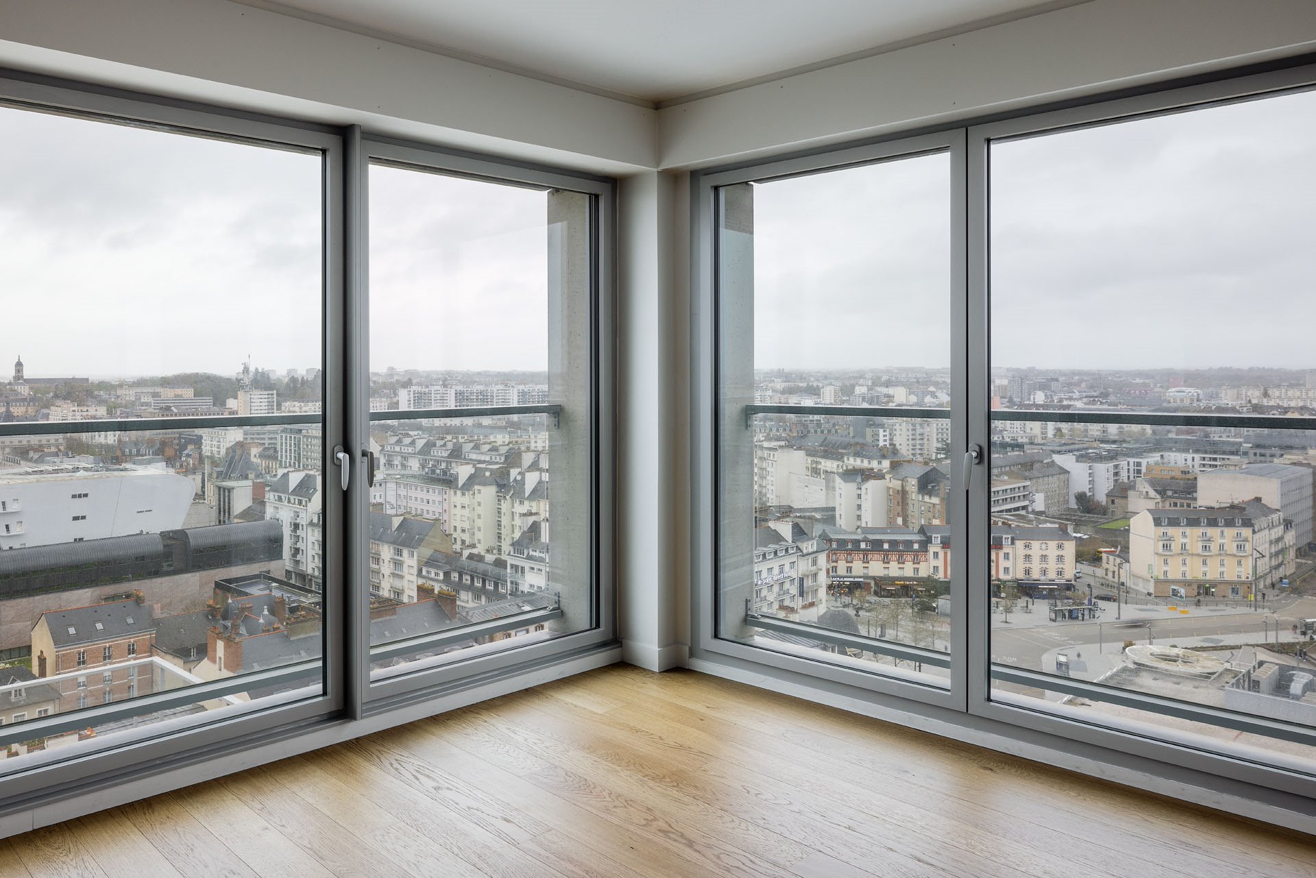 Grootschalig stedelijk ensemble bij station Rennes naar ontwerp van ...