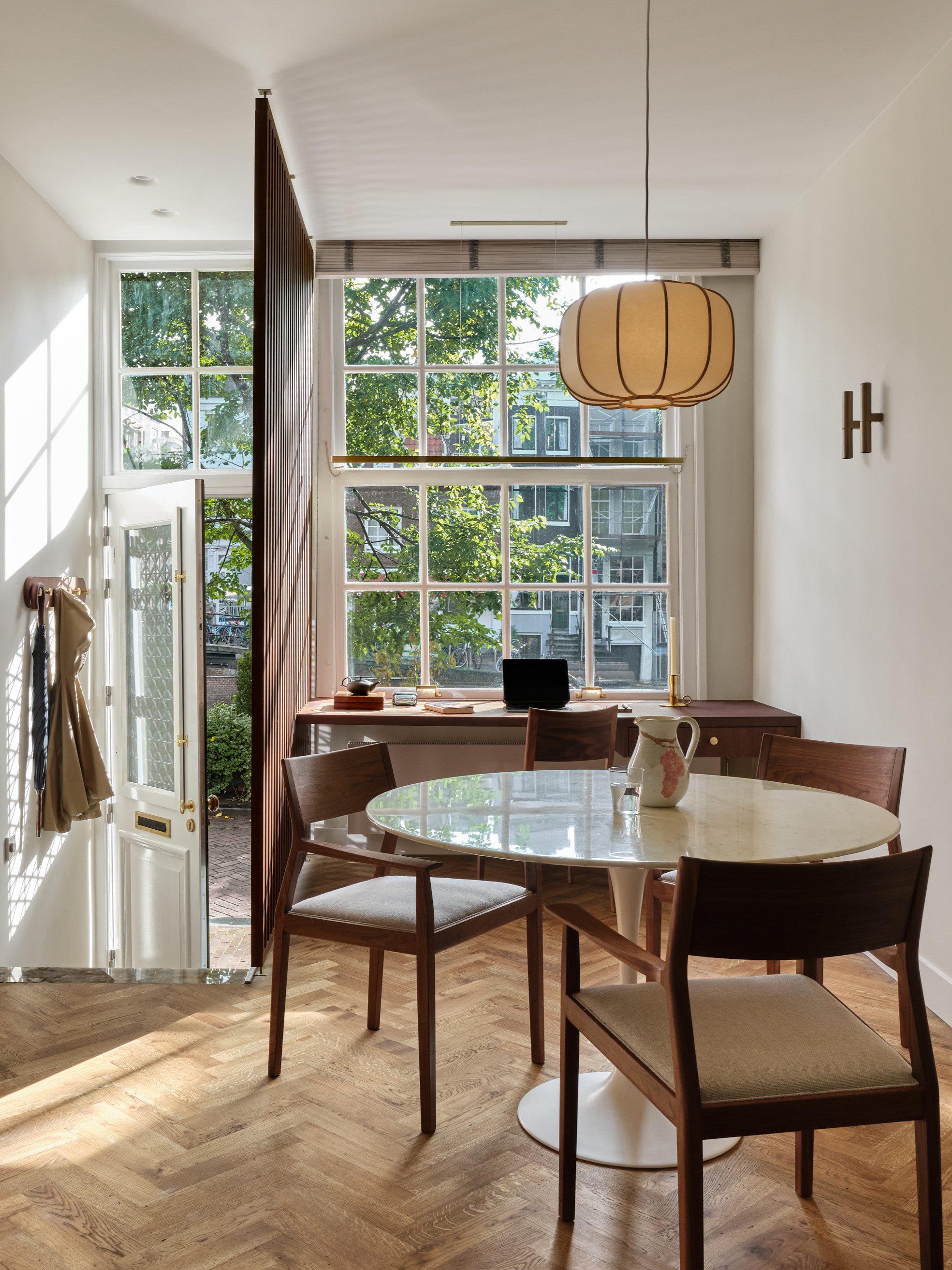 Warme en rustige sfeer in historisch grachtenpand - architectenweb.nl