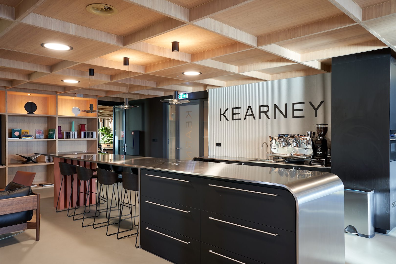 UNSCRIPTED | Office interior Kearney Amsterdam - architectenweb.nl